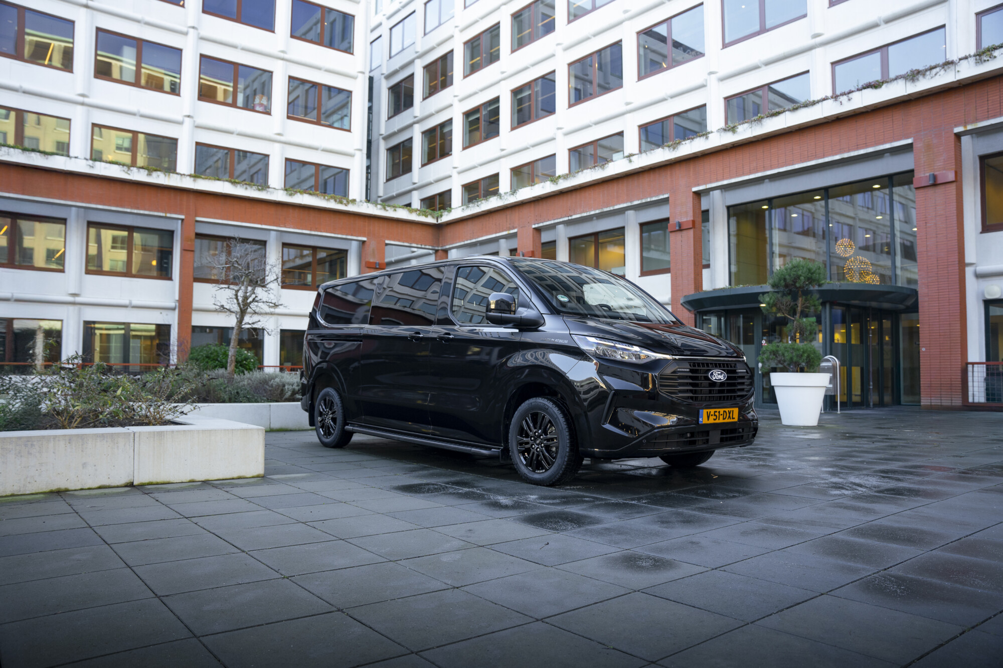 De Transit Custom Black Platinum: praktisch, luxe en stoer | Ford Media ...
